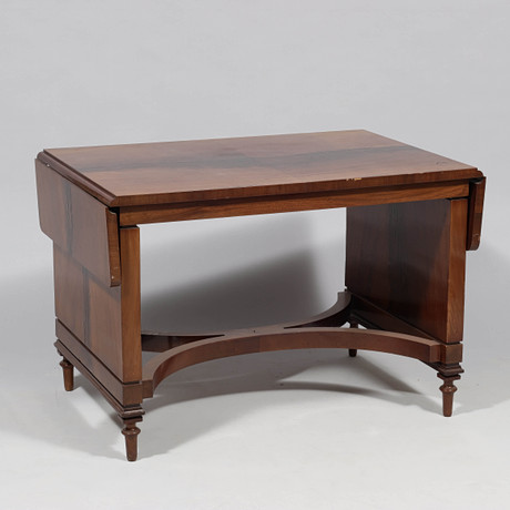 Walnut wood lounge table with mahogany flaps. Furniture - Tables ...