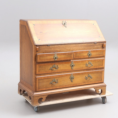 An 18th century writing desk. Furniture - Chests of drawers - Auctionet