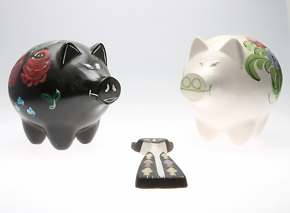 SPARGRISAR samt KATT, keramik och porslin, 3 delar, 1900-tal. Keramik ...