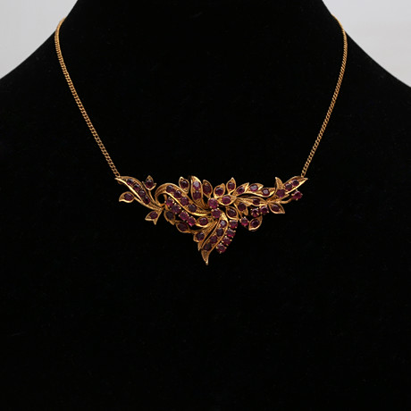 Halsband i guld och rubiner. Smycken & Ädelstenar - Collier - Auctionet