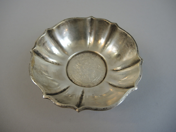 SMALL SILVER BOWL WITH COIN. Silver & Metals - Other metals - Auctionet