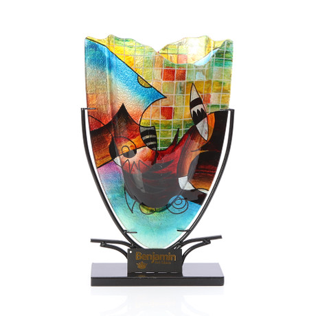 BENJAMIN ART GLAS, VAS. Glas med bemålad dekor i ställ. Samtida ...