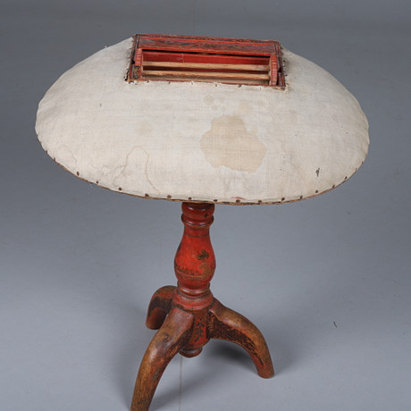 PINWHEEL TABLE, DECORATED WITH CHECKERBOARD PATTERN AND LEAF LOOPS IN ...