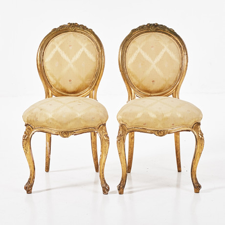 Un par de sillas de estilo rococó, bronceadas, doradas, del siglo XX ...