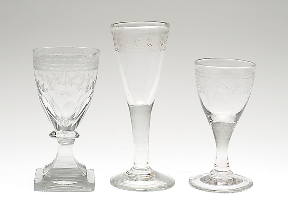 GLASS, 3 pcs, early 19th century. Glass - Tableware - Auctionet