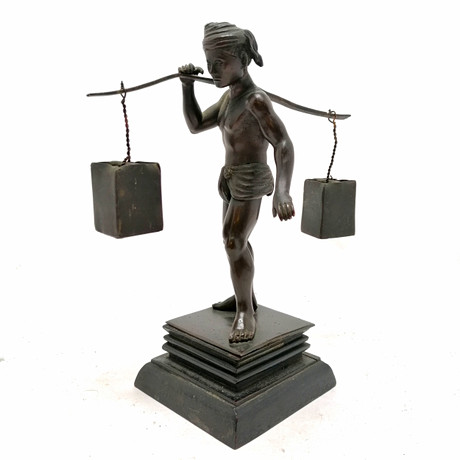 ANTIQUE BURMESE PEGU BRONZE FIGURE OF A MAN WITH A CARRYING POLE AND ...