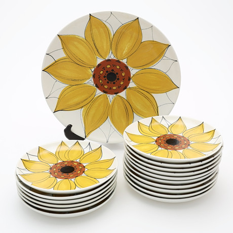 HILKKA-LIISA AHOLA. tallrikar samt fat, 17 delar, porslin, "Solros ...