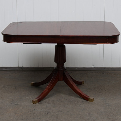 A 20th century English style table, United Furniture Linköping ...