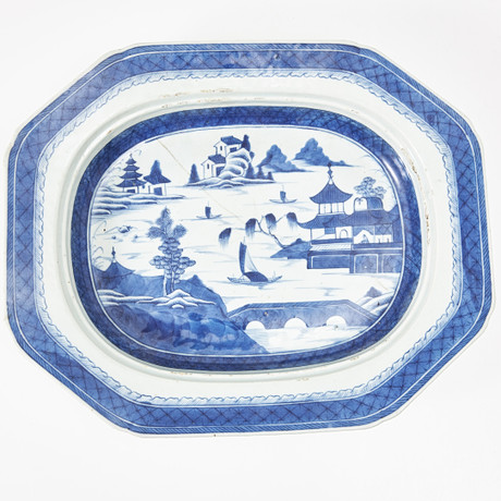 A porcelain dish, China, Jiaqing (1796-1820), octagonal brim. Ceramics ...
