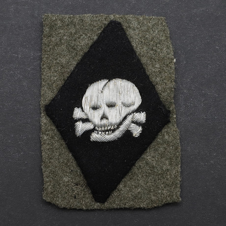 A SECOND WORLD WAR GERMAN WAFFEN-SS OFFICER'S SKULL ARM BADGE. Weapons ...