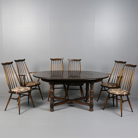 AN ERCOL 'OLD COLONIAL' 705 ELM DINING TABLE AND SIX CHAIRS (7 ...