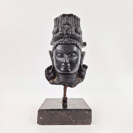 AN INDIAN BLACK STONE HEAD OF VISHNU. Asiatica - Auctionet