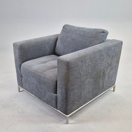A NATUZZI ARMCHAIR. Furniture - Armchairs & Chairs - Auctionet