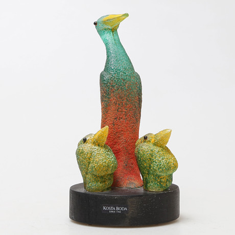 KJELL ENGMAN. ART GLASS, BIRDS ON WOODEN PLINTH, LABELED COSTA BODA ...