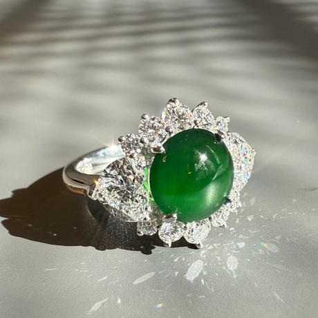 JADE & DIAMOND RING in platinum, jade approx 9,5 mm, diamonds approx 2 ...