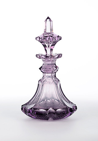 BIEDERMEIER-KARAFFE. Amethyst colored crystal glass, sharp cut. Glass ...