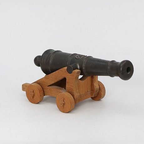 HÄLLEFORS BRUK, KANON I GJUTJÄRN MED LAVETT I EK, 1900-TAL. Vapen ...