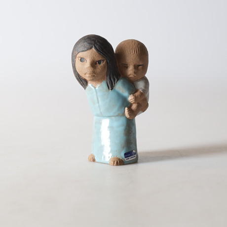 LISA LARSON. figurin, stengods, "Öst" ur serien "Alla Världens Barn ...