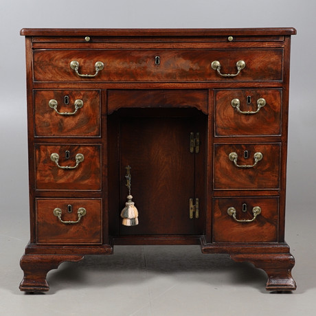 A GEORGE III MAHOGANY KNEEHOLE DESK. Furniture - Desks - Auctionet