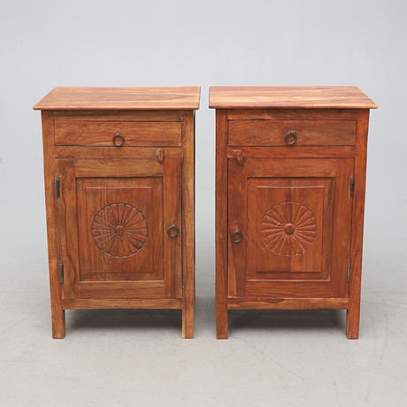 A pair of 1900/2000s bedside tables. Furniture - Tables - Auctionet