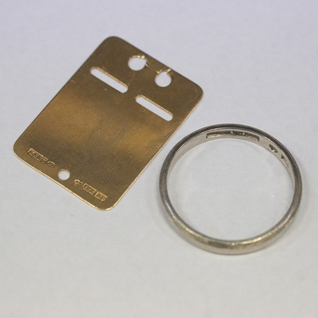 EN RING OCH EN ID-BRICKA, 18K GULD. Smycken & Ädelstenar - Preciosa ...