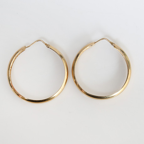 A PAIR OF 9 CARAT GOLD LOOPS. Jewellery & Gemstones - Earrings - Auctionet