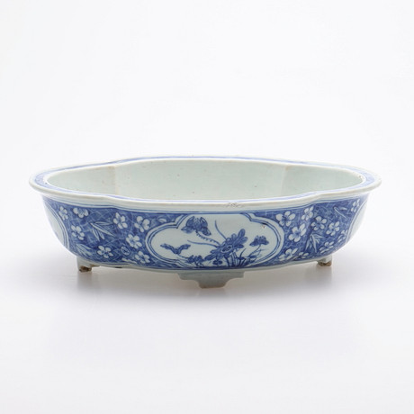 A 19TH CENTURY PORCELAIN OUTER LINING. Ceramics & Porcelain - Oriental ...