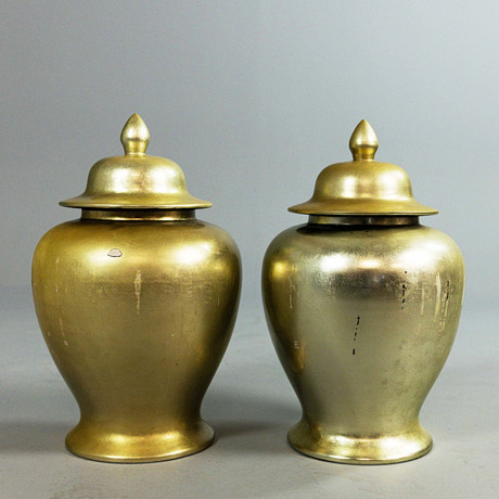 TEMPLE JARS, A PAIR. Miscellaneous - Miscellaneous - Auctionet