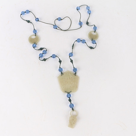 A CARVED JADE AND BLUE GLASS BEADED PENDANT NECKLACE. Jewellery ...