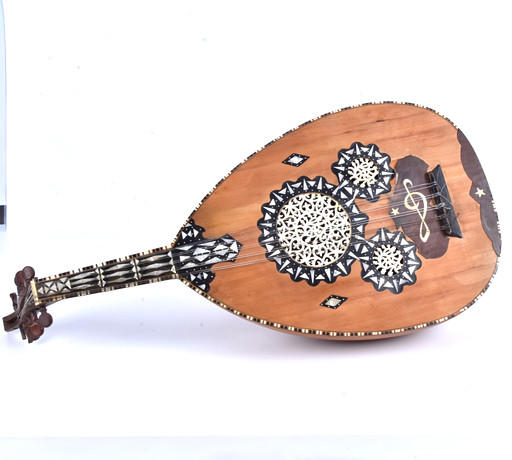 A 20th-century Arabic LUTA. Collectables - Musical instruments - Auctionet