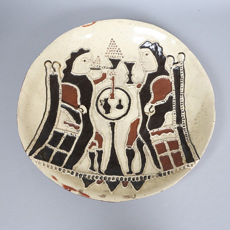 A LARGE EARLY 20TH CENTURY SLIP WARE CHARGER AFTER SAMUEL MALKIN ...
