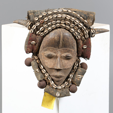 A DAN MASK, IVORY COAST/COTE D'IVOIRE. Ethnographica - African tribal ...