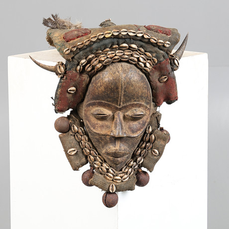 A DAN MASK, IVORY COAST/COTE D'IVOIRE. Ethnographica - African tribal ...