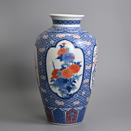 A VERY LARGE JAPANESE NABESHIMA WARE PORCELAIN VASE, MAEDA SUIHO (1920 ...