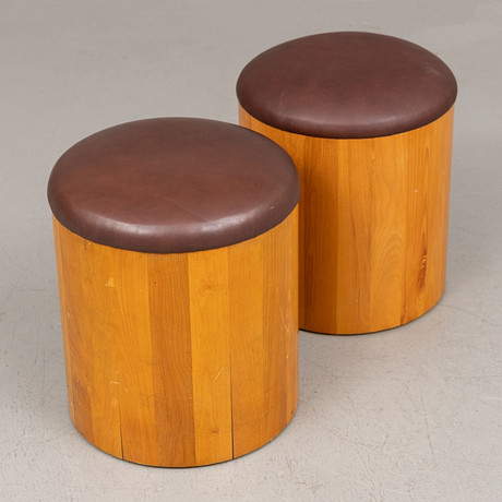 PALL, ett par, trä och konstskinn, av nyare datum. Möbler - Övrigt ...