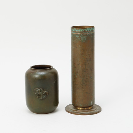 VÄGGVAS, samt VASER, 2 st, delvis märkta GAB, brons, 1900-talets ...