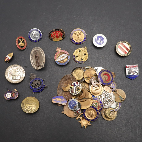 AN INTERESTING COLLECTION OF FIRST AND SECOND WORLD WAR 'ON SERVICE ...
