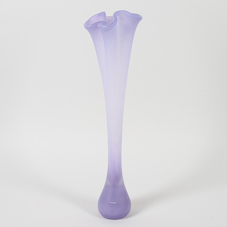 ULRICA HYDMAN-VALLIEN. vas, lila konstglas, Kosta Boda, signerad. Glas ...