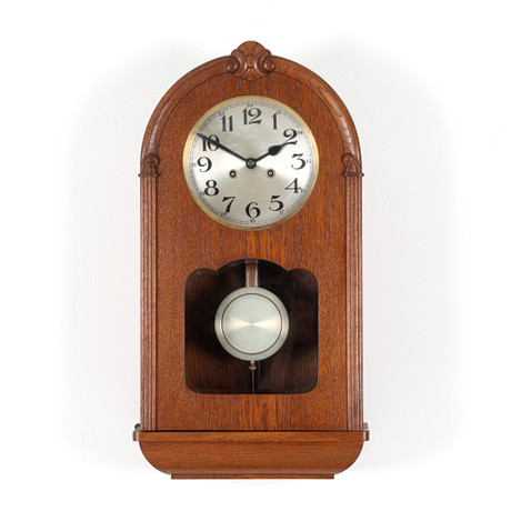 An oak wall clock, 1930s/40s. Clocks & Watches - Wall Clocks - Auctionet