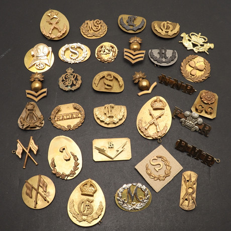 A COLLECTION OF BRITISH MILITARY TRADE BADGES AND SHOULDER TITLES ...