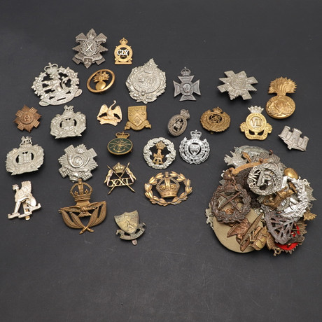 A MIXED COLLECTION OF FIFTY BRITISH MILITARY CAP BADGES. Coins, Medals ...