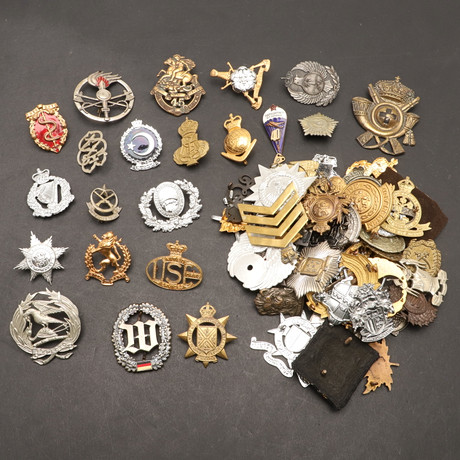 A DIVERSE COLLECTION OF WORLD CAP BADGES TO INCLUDE GERMAN, AMERICAN ...