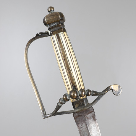 A FINE 18TH CENTURY NAVAL OFFICERS 'FIVE BEAD' SWORD AND SCABBARD ...