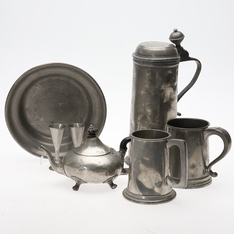 BATCH OF TIN OBJECTS. 7 parts. This includes a stop from the 19th ...