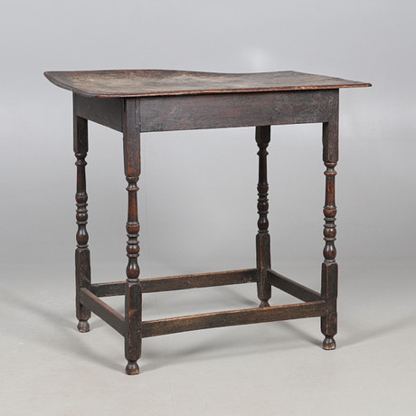 AN EIGHTEENTH CENTURY OAK SIDE TABLE. Furniture - Tables - Auctionet