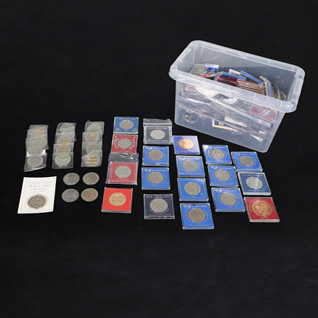 A LARGE COLLECTION OF SOUVENIR CROWNS AND OTHER COINS. Coins, Medals ...
