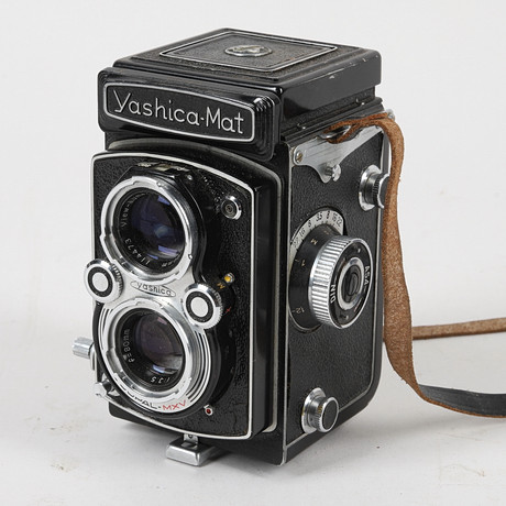 A 1960s Copal MXV Yashica-Mat camera with accessories. Collectables ...