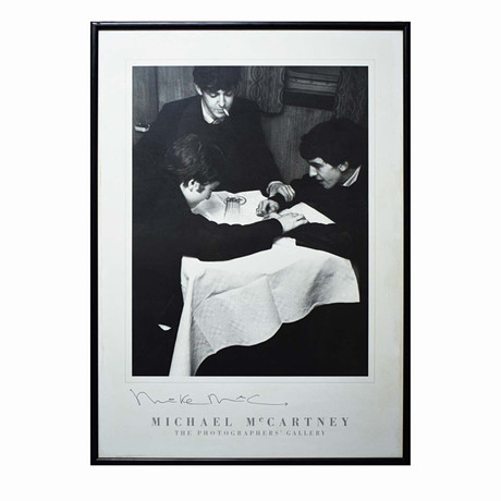 MIKE MCCARTNEY (BRITISH, B.1944). BEATLES ”OUIJA BOARD” FOTOGRAFI ...