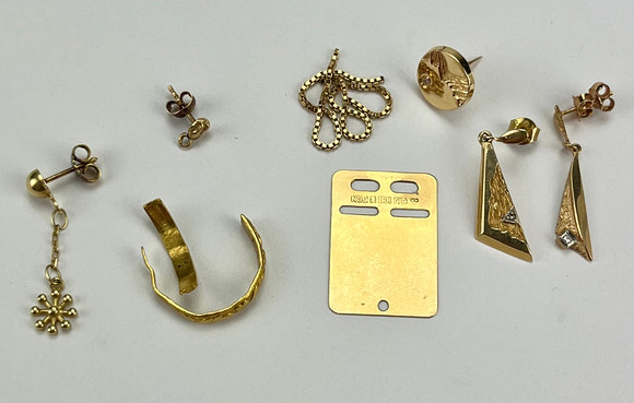 SCRAP GOLD, 10 pieces, gold, 18K, weight approx. 11.7 grams. Jewellery ...