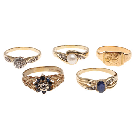 FIVE ASSORTED GOLD RINGS. Jewellery & Gemstones - Rings - Auctionet